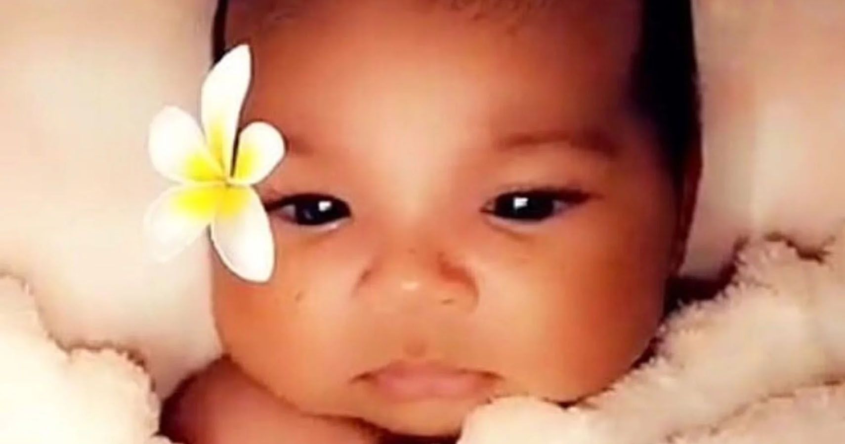 Khloe Kardashian Shows Face Of Baby True For The First Time