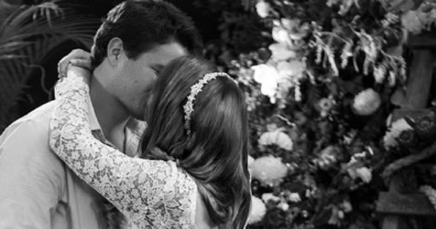 Bindi and chandler wedding | Beachweddingtips.com