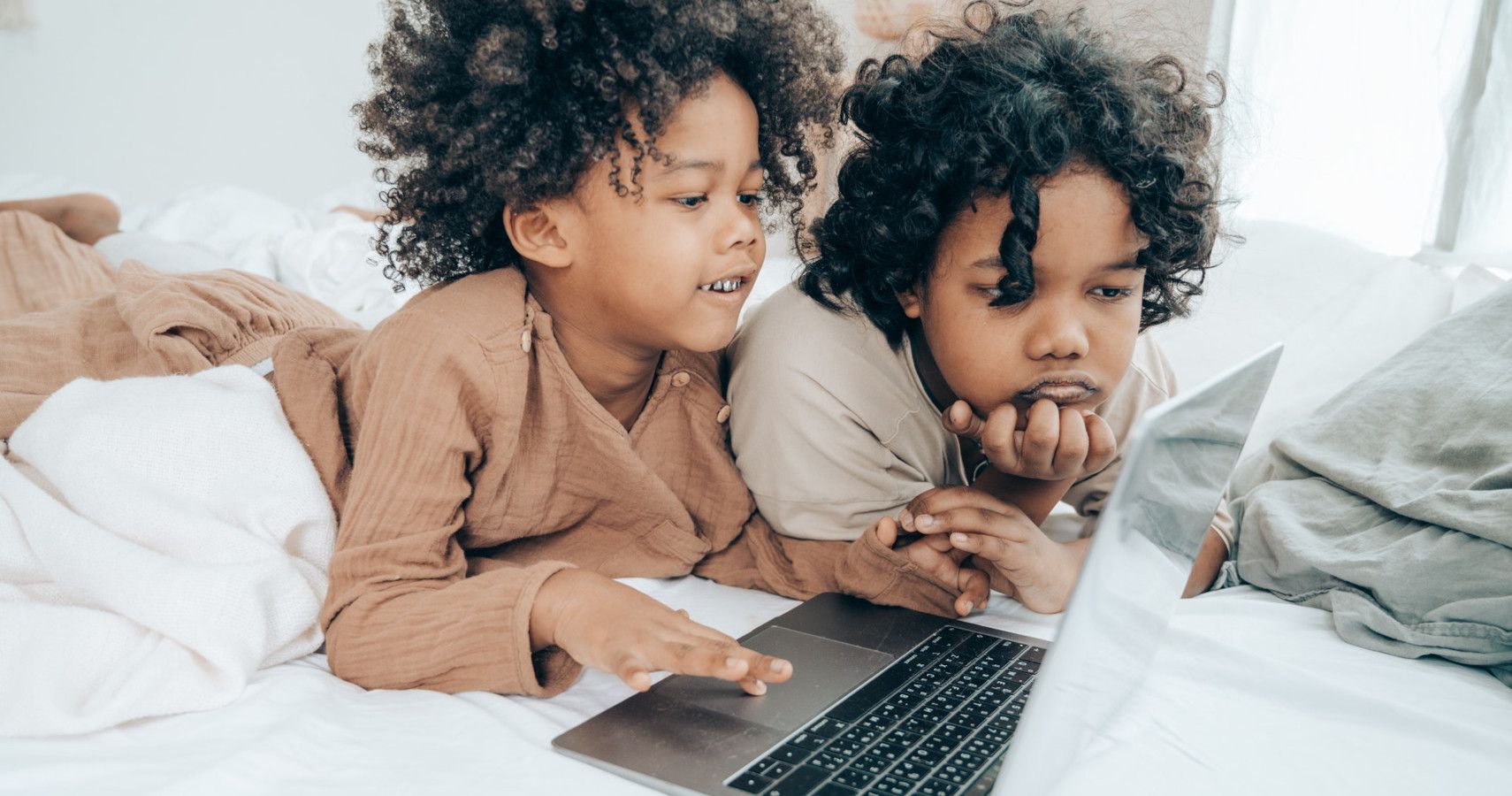 Electronics & Babies: How Much Screentime Young Kids Should Get Based ...