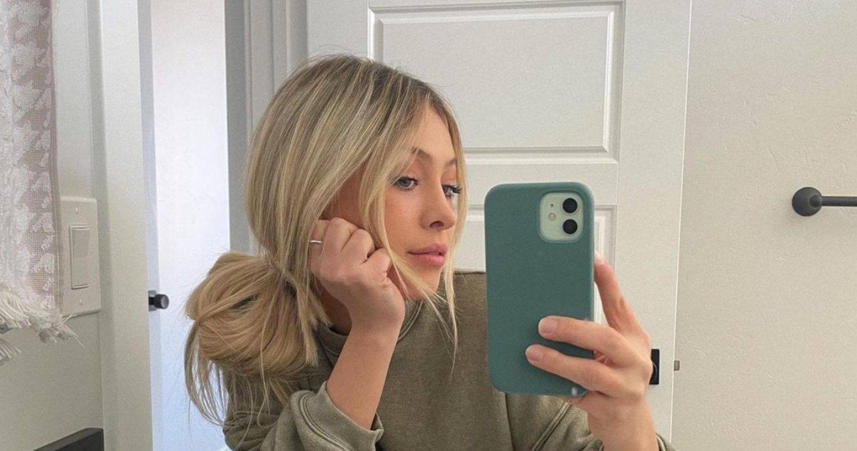 Mom & Daughter Take Pregnancy Tests At The Same Time With Hilarious Results